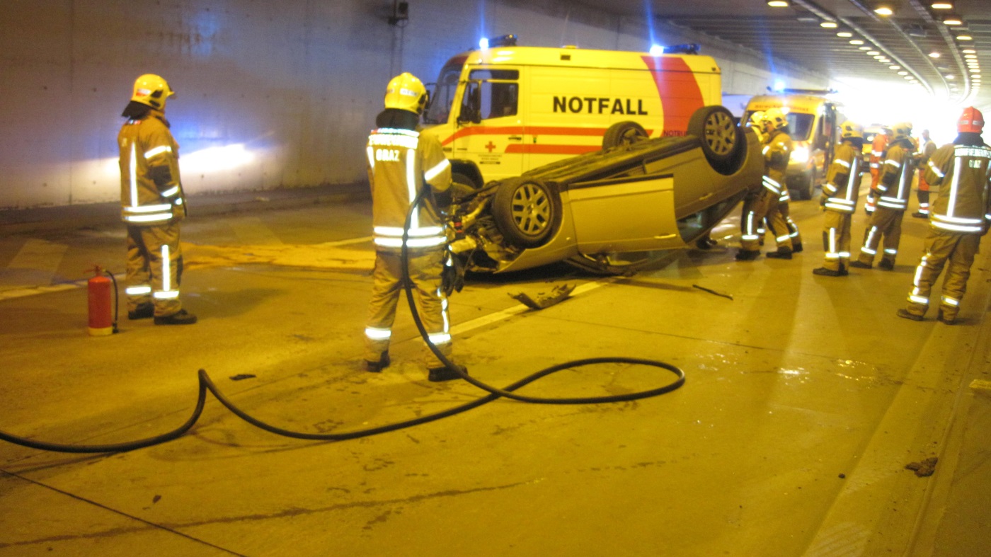 Tödlicher Verkehrsunfall im Plabutschtunnel - Katastrophenschutz und Feuerwehr der Stadt Graz