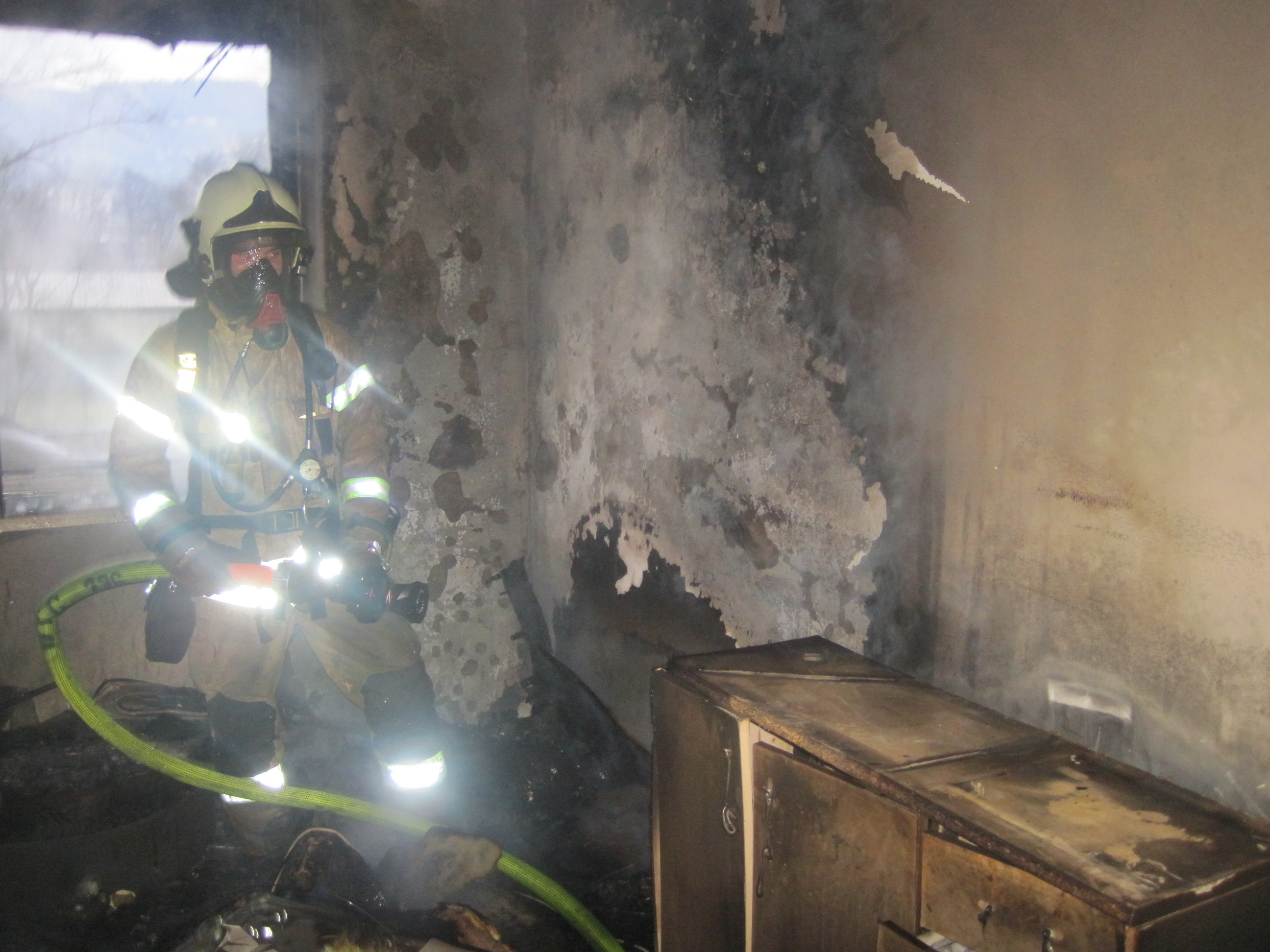 Zimmerbrand in Graz-Wetzelsdorf; Eine verletzte Person, hoher ...