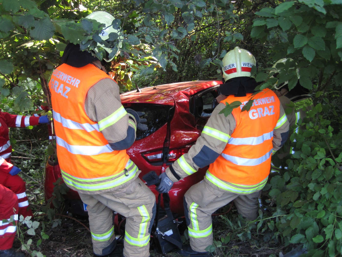 Verkehrsunfall Steinbergstraße - Katastrophenschutz und Feuerwehr der Stadt Graz