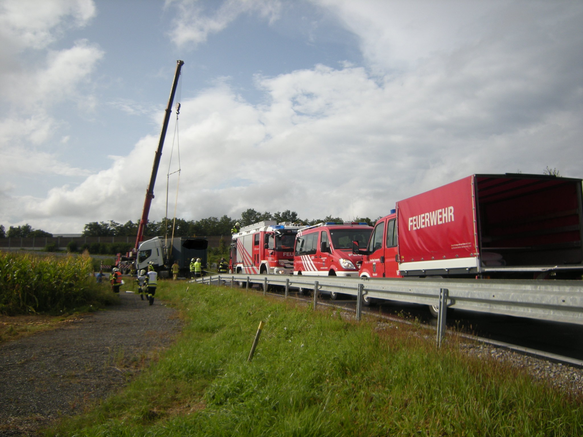Unfall mit Sattelzug auf der L390 - Katastrophenschutz und Feuerwehr der Stadt Graz