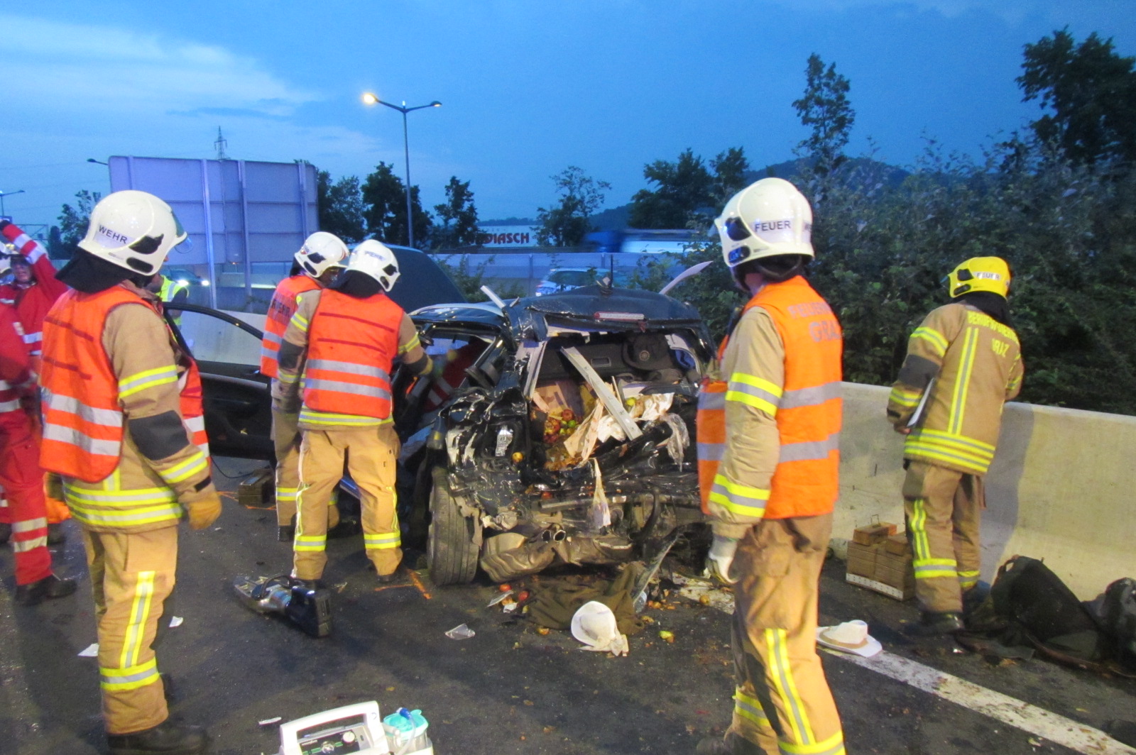 Schwerer Verkehrsunfall auf der A9 - Katastrophenschutz und Feuerwehr der Stadt Graz