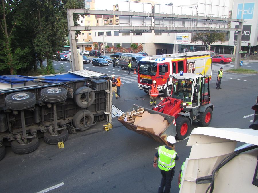 Verkehrsunfall mit LKW - Katastrophenschutz und Feuerwehr der Stadt Graz