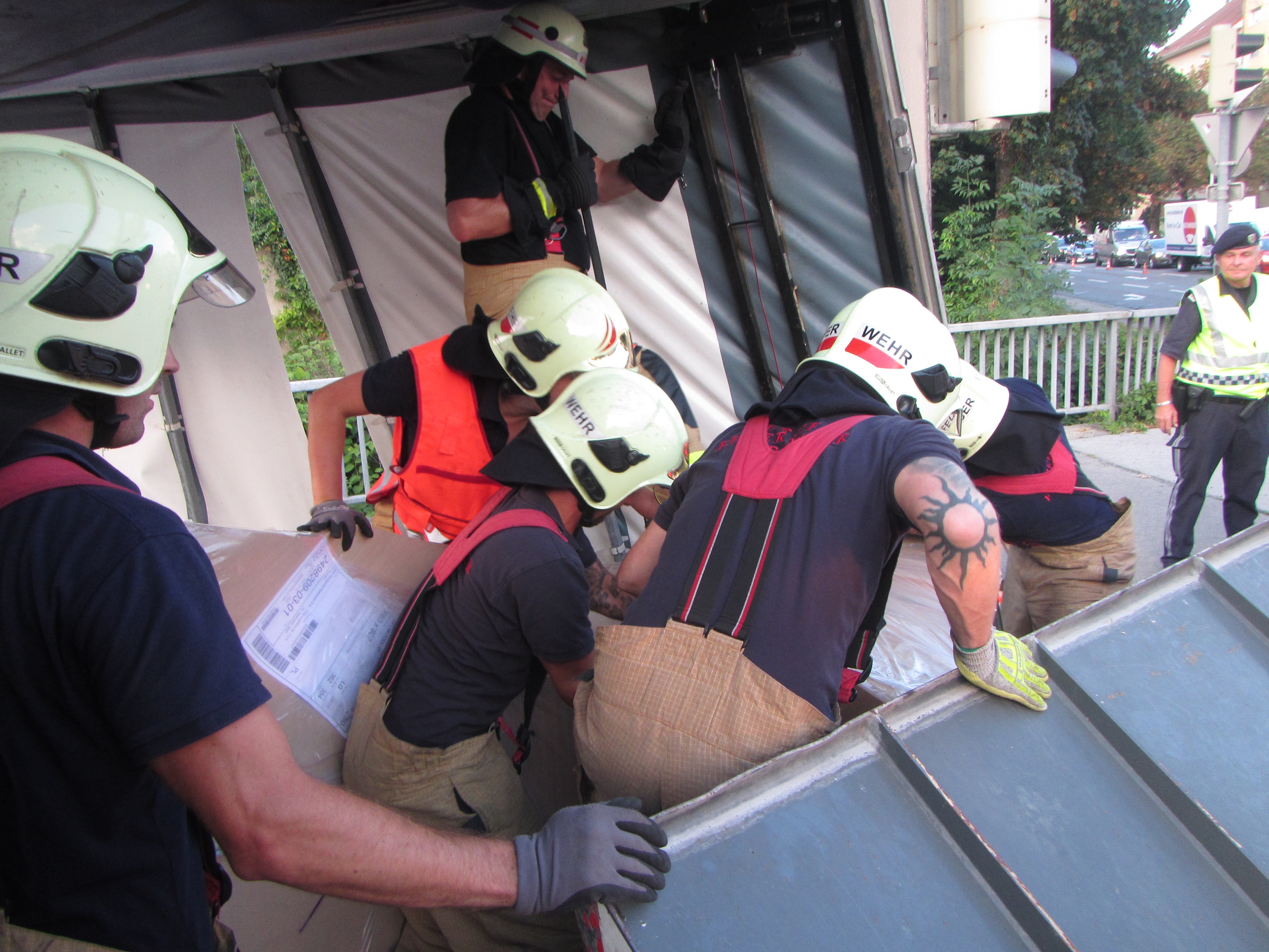 Verkehrsunfall mit LKW - Katastrophenschutz und Feuerwehr der Stadt Graz