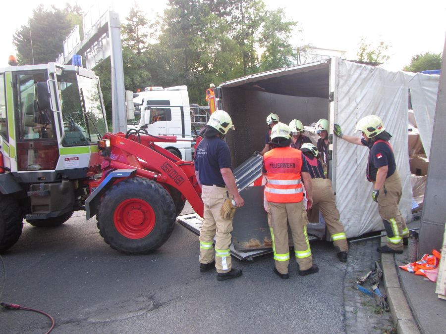 Verkehrsunfall mit LKW - Katastrophenschutz und Feuerwehr der Stadt Graz
