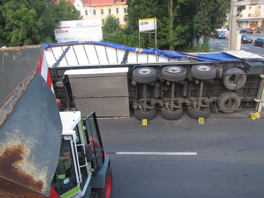Verkehrsunfall mit LKW - Katastrophenschutz und Feuerwehr der Stadt Graz