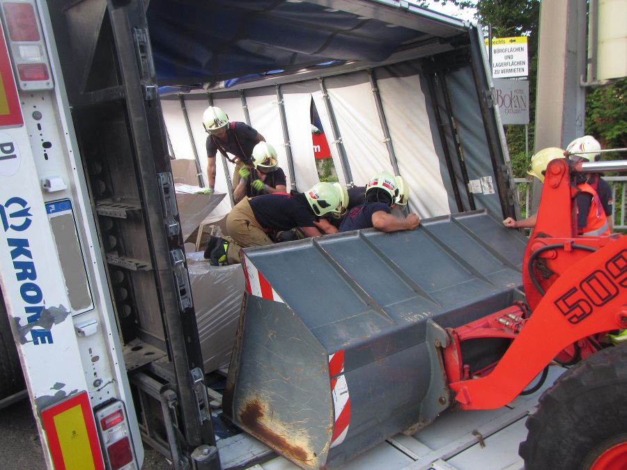 Verkehrsunfall mit LKW - Katastrophenschutz und Feuerwehr der Stadt Graz