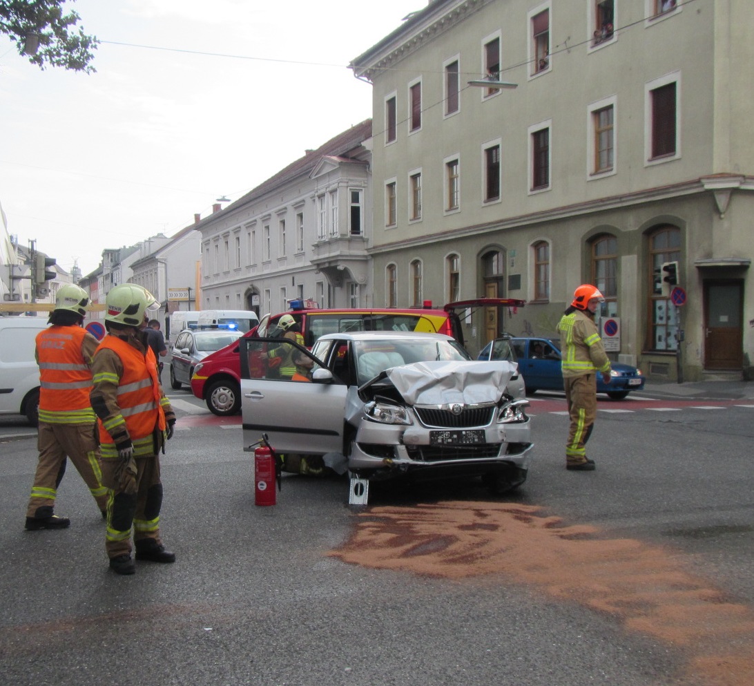 Serie schwerer Verkehrsunfälle in Graz geht weiter - Katastrophenschutz und Feuerwehr der Stadt Graz
