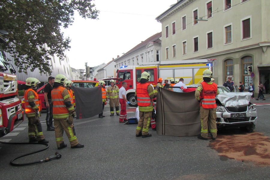 Serie schwerer Verkehrsunfälle in Graz geht weiter - Katastrophenschutz und Feuerwehr der Stadt Graz