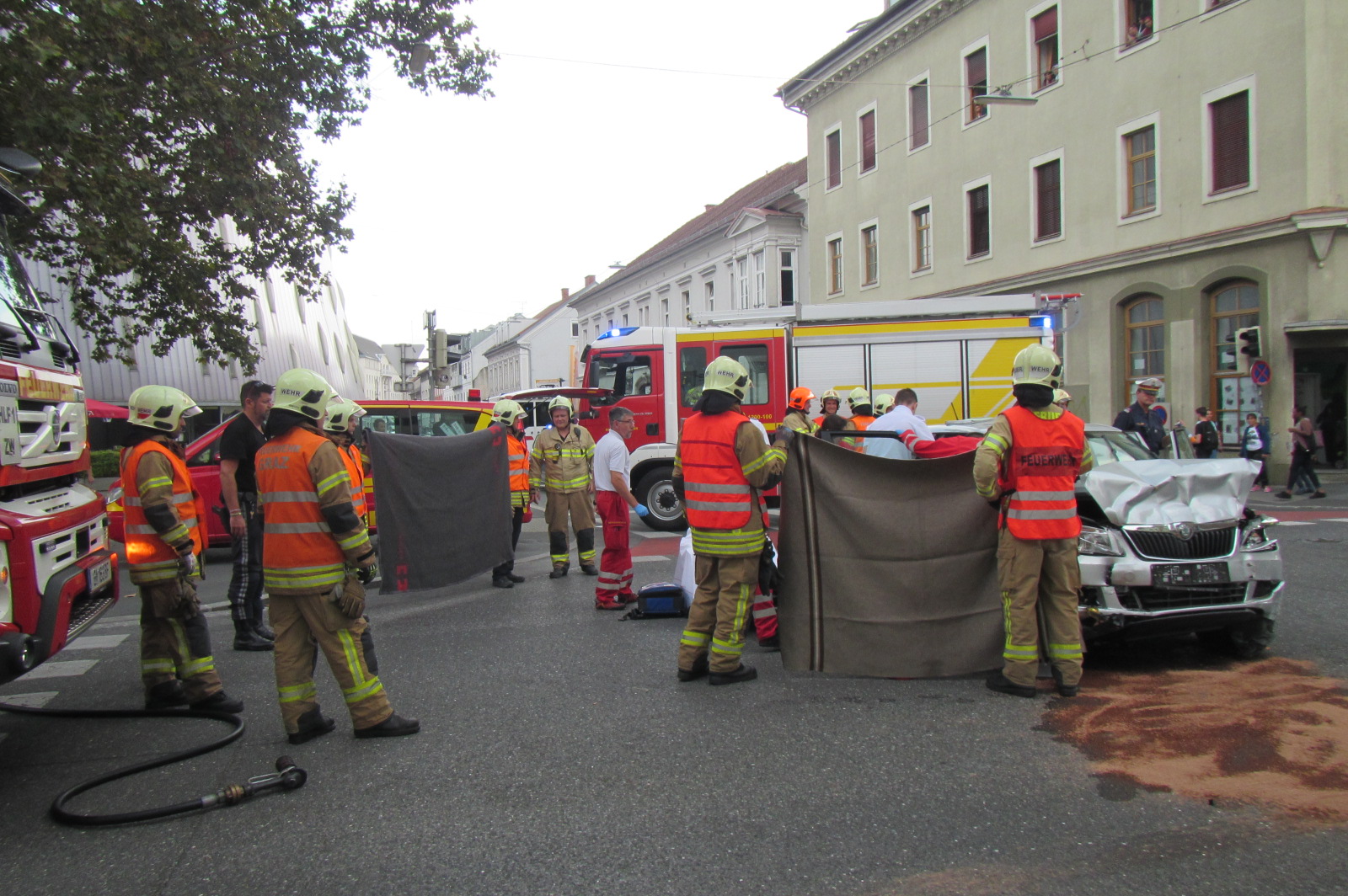 Serie schwerer Verkehrsunfälle in Graz geht weiter - Katastrophenschutz und Feuerwehr der Stadt Graz