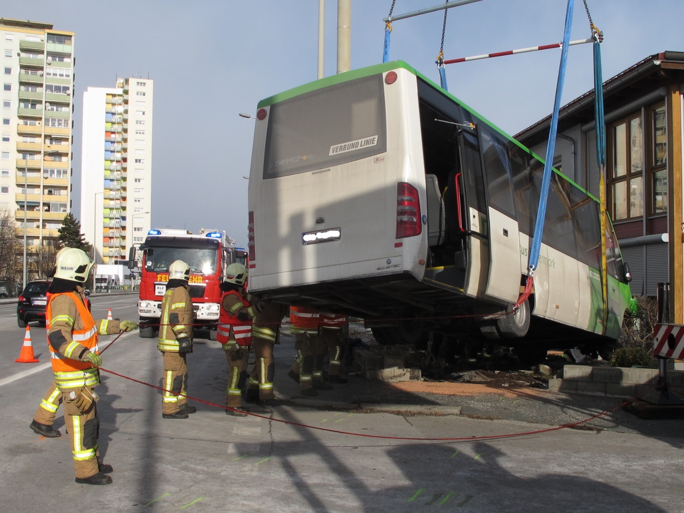 Busunfall in Graz - Katastrophenschutz und Feuerwehr der Stadt Graz