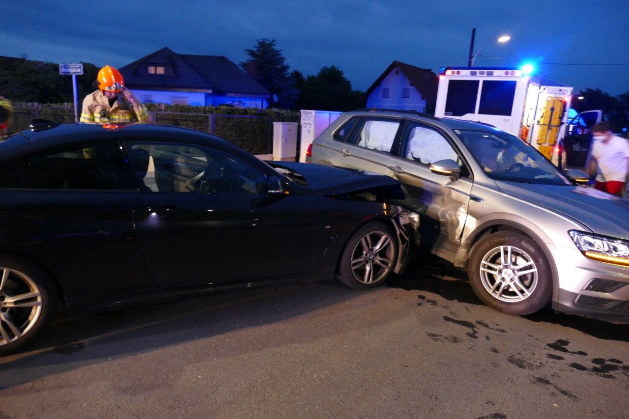 Verkehrsunfall in Graz - Katastrophenschutz und Feuerwehr der Stadt Graz