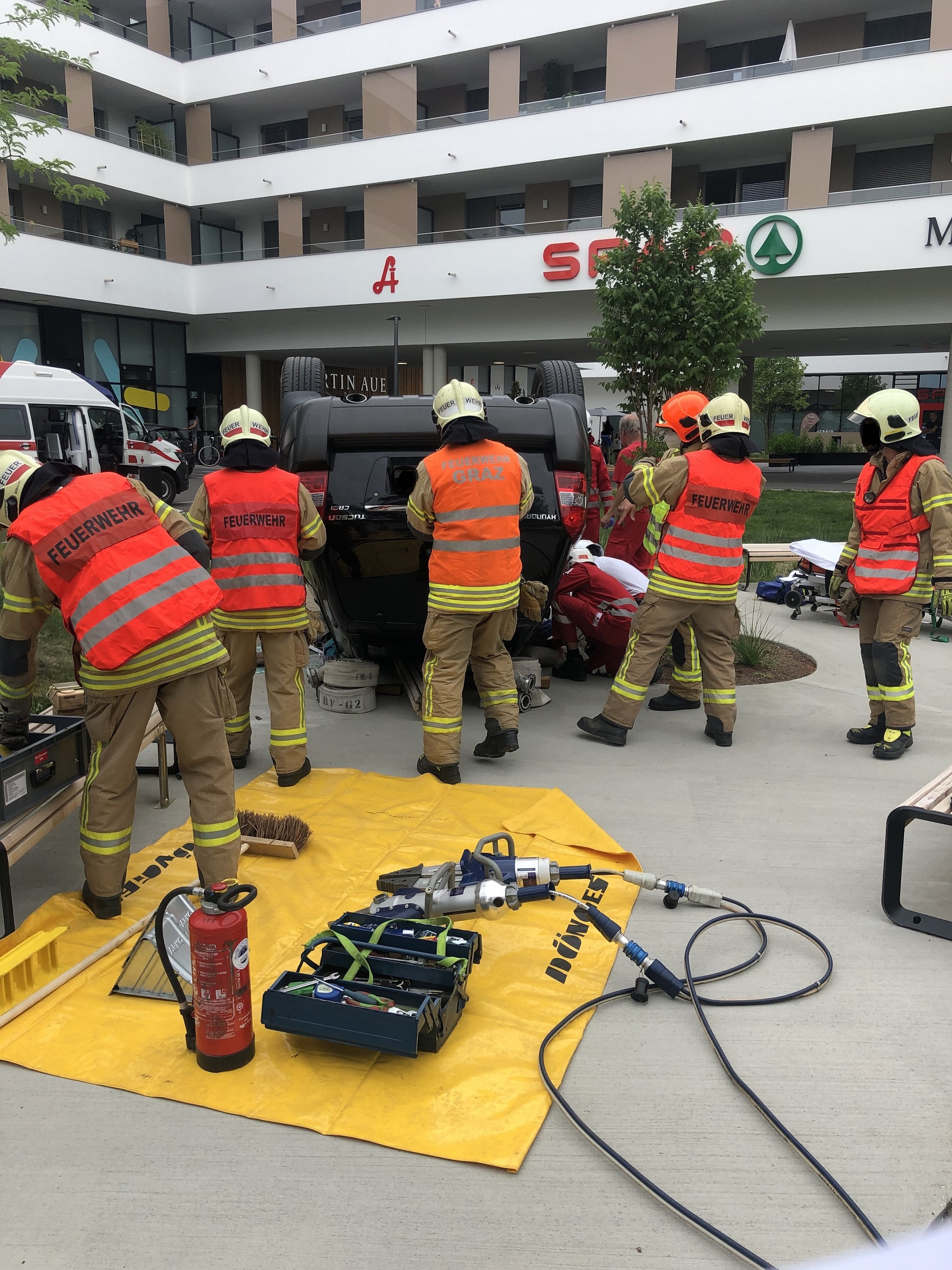 Verkehrsunfall in Graz Waltendorf - Katastrophenschutz und Feuerwehr der Stadt Graz