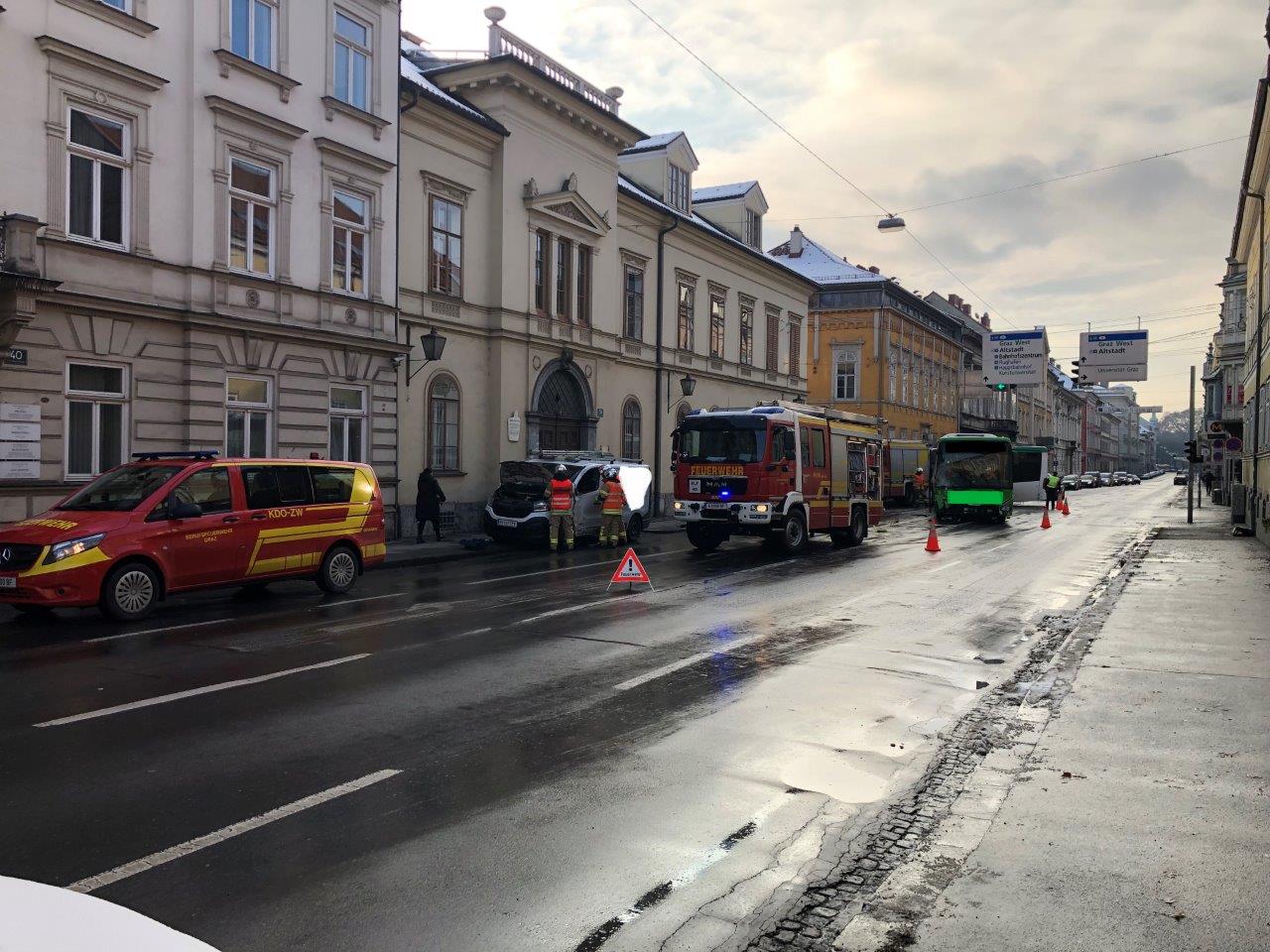 Zwei Verkehrsunfälle in Graz - Katastrophenschutz und Feuerwehr der Stadt Graz