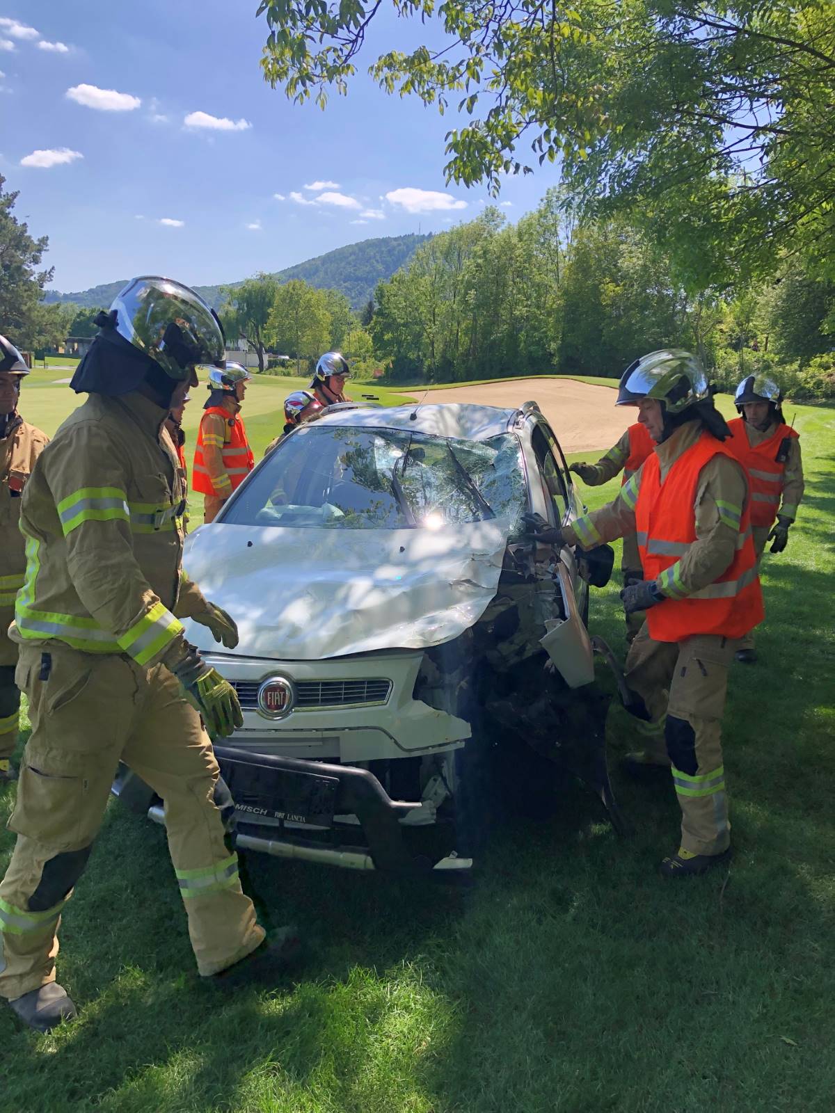 Schwerer Verkehrsunfall in Graz Andritz - Katastrophenschutz und Feuerwehr der Stadt Graz