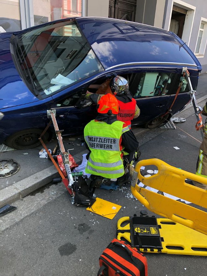 Verkehrsunfall mit Personenschaden - Katastrophenschutz und Feuerwehr der Stadt Graz