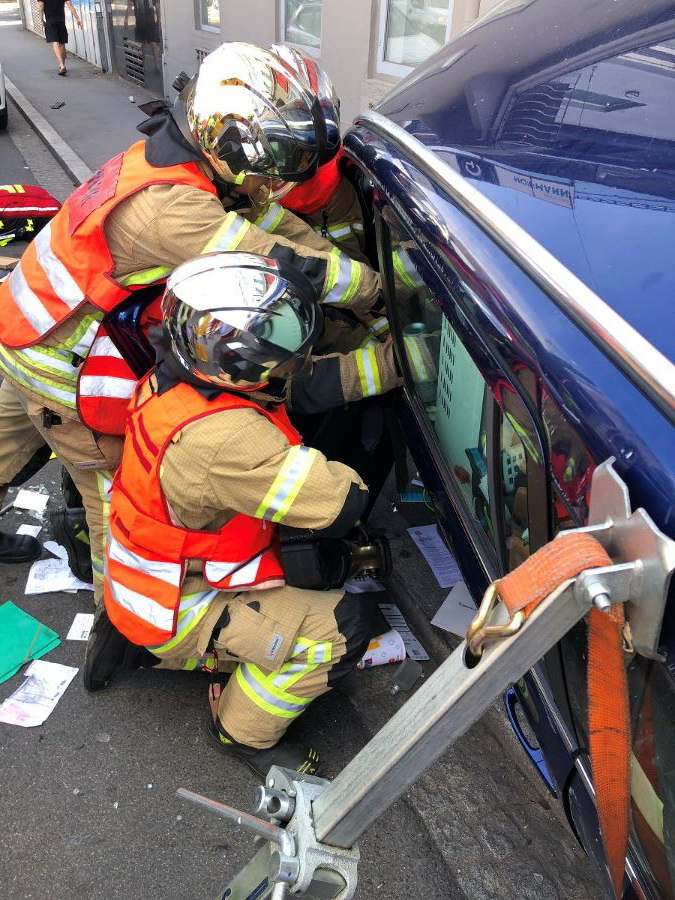 Verkehrsunfall mit Personenschaden - Katastrophenschutz und Feuerwehr der Stadt Graz